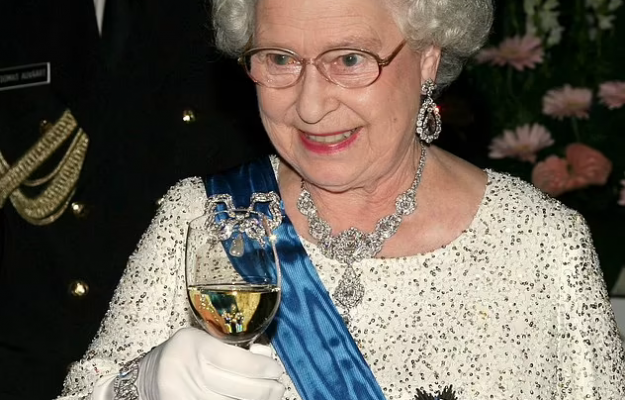 “Vintage Prosecco - Christmas”, the bubbles “signed” by Queen Elizabeth ...