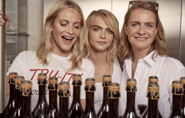 Le sorelle top model Delevingne (produttrici di Prosecco) esortano a ...